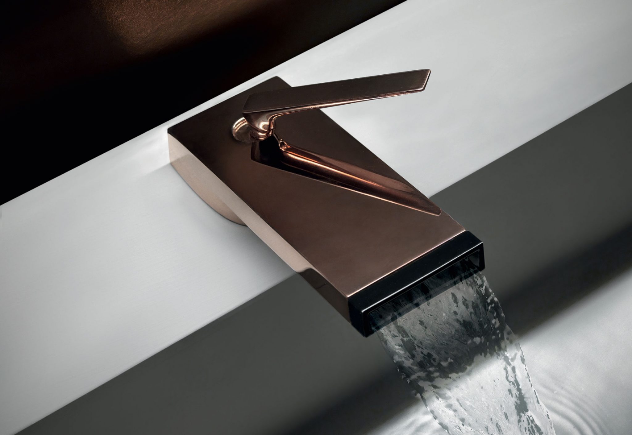 Him wastafelkraan met platte uitloop en een hendel bediend